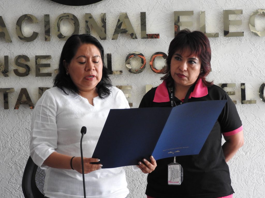 Entrega INE Morelos Título de Maestría a Brenda Castrejón Vocal del ...
