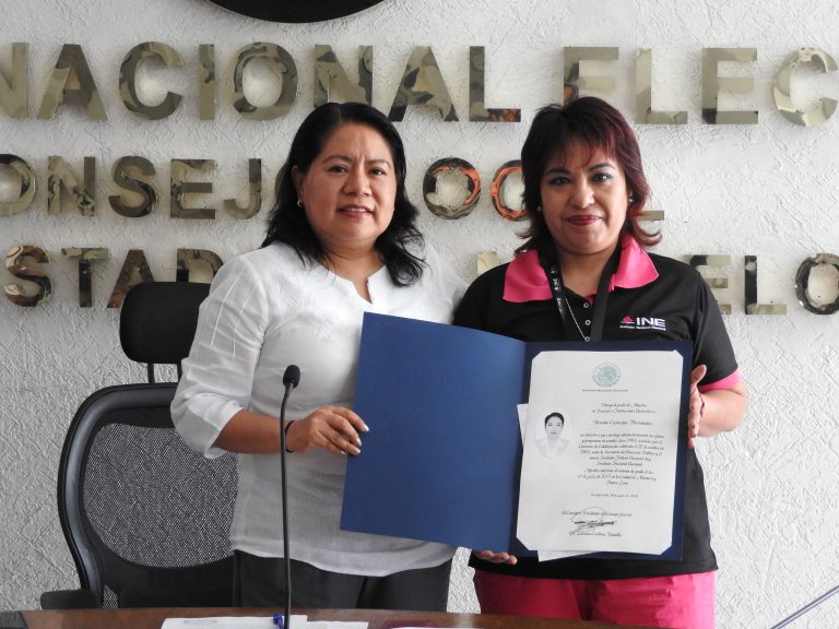 Entrega INE Morelos Título de Maestría a Brenda Castrejón Vocal del ...