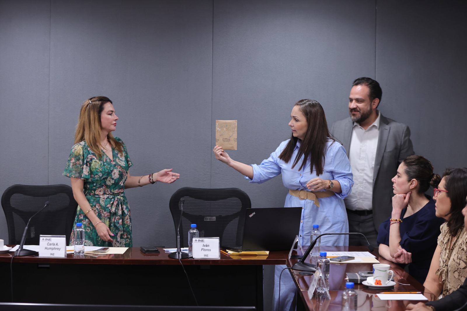 Acto protocolario de entrega de preguntas a las personas moderadoras ...